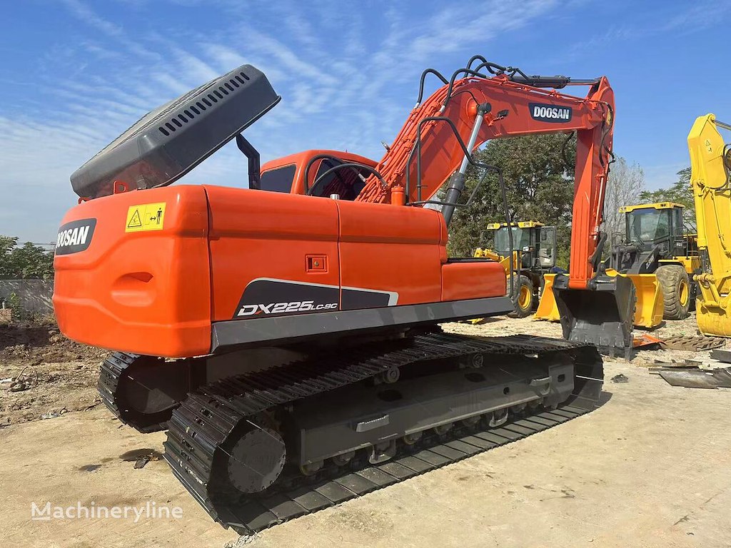 Doosan DX225 bager guseničar