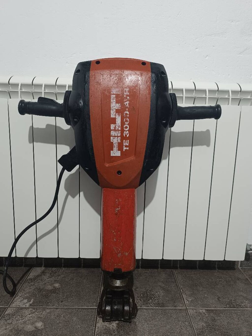 Hilti TE 3000 AVR u odlicnom stanju, radi bez greske