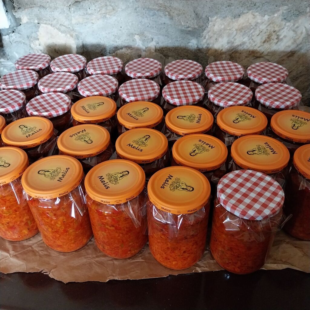 Domaći ajvar na prodaju od pečenih paprika. (cena 900din) Organska