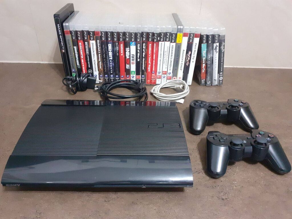 Playstation 3 super slim, u odličnom stanju, sa igricama