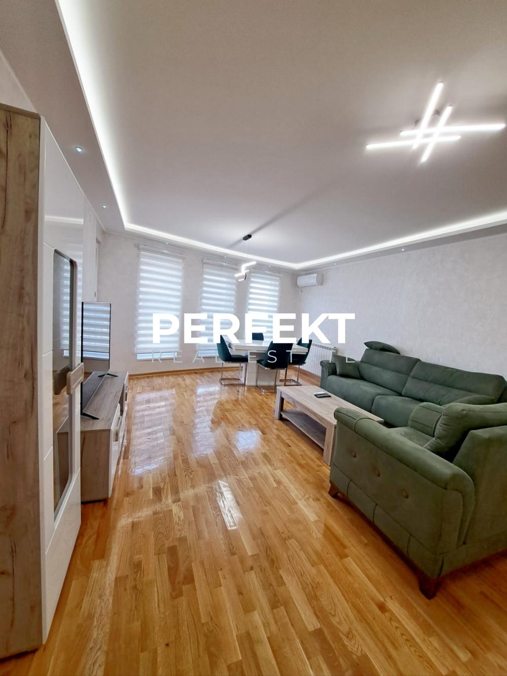 Centar, 90m2, nov, prvi sprat namešten 700 €