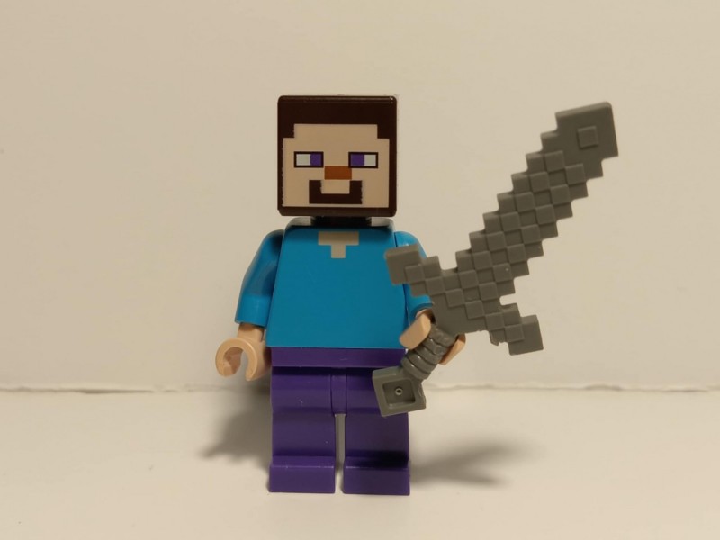 Lego figurica Minecraft sa mačem