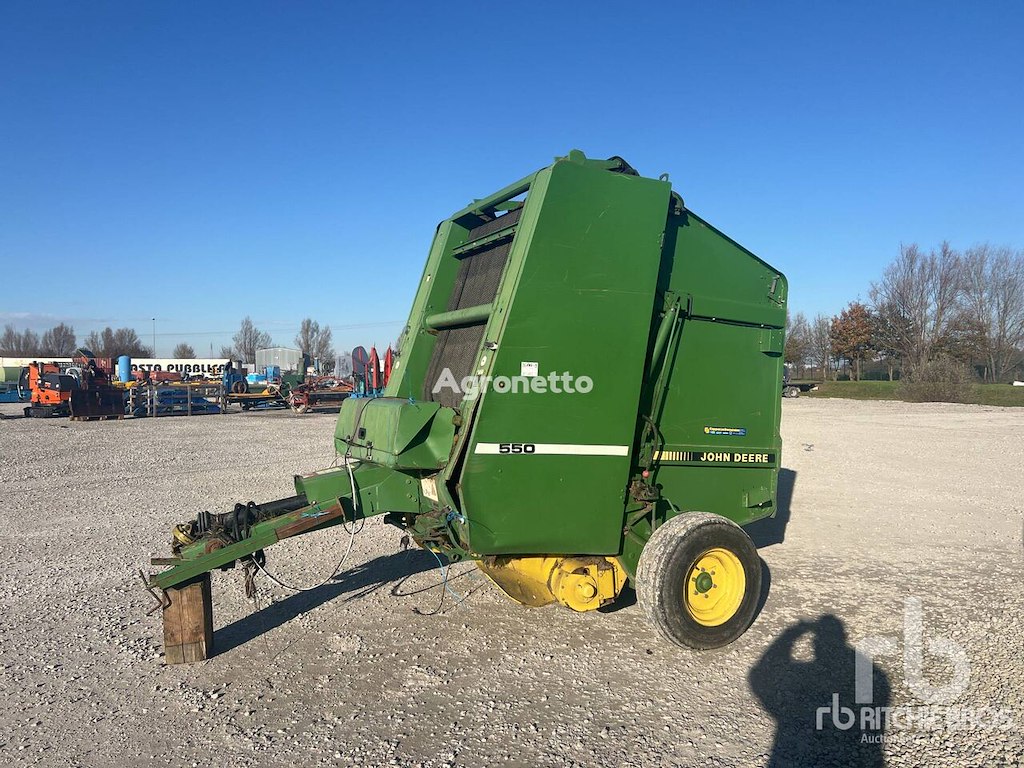 Prodaje se John Deere 550 balirku za četvrtaste bale na aukciji