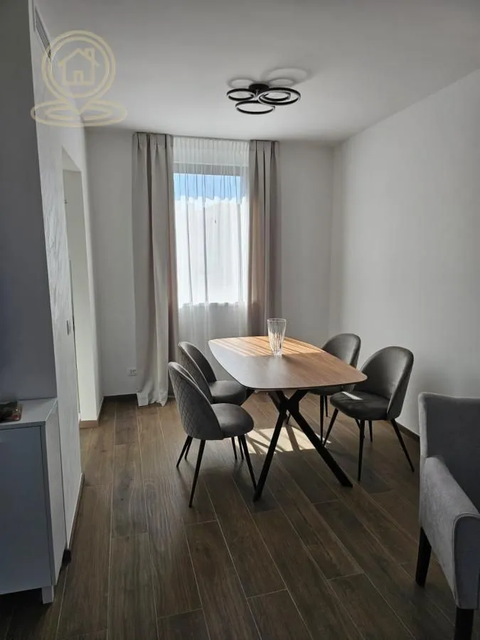 Izdavanje, četvorosoban stan, 100m2, Đeram Pijaca, Beograd