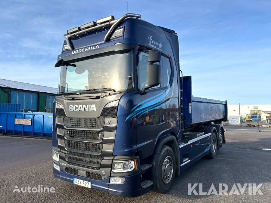 Prodaje se Scania S580 B6X2 rol kiper sa kukom na aukciji