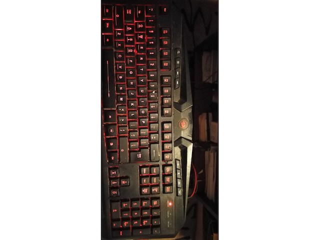 Tastatura Redragon svetleca 1 sarka nedostaje,ostalo ok