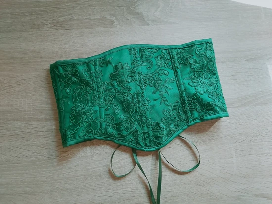 Zeleni underbust korset sa čipkom