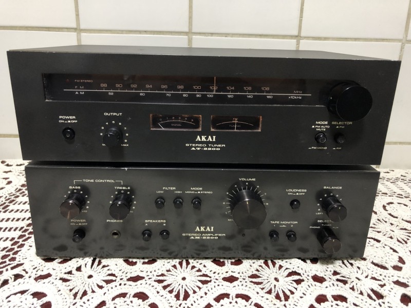 Akai AM-2200 i Akai AT-2200