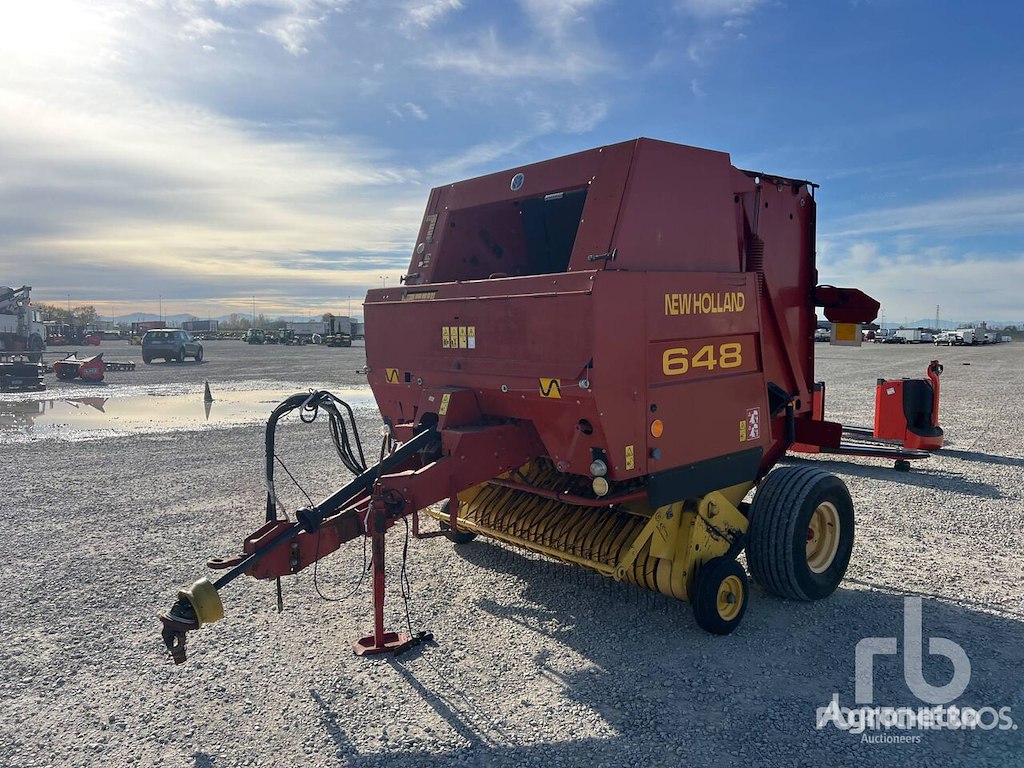 Prodaje se New Holland 648 balirku za okrugle bale na aukciji