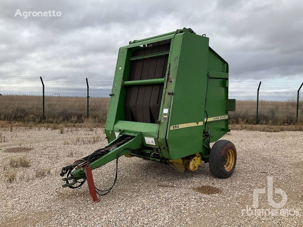 Prodaje se John Deere 550 Baler balirku za okrugle bale na aukciji