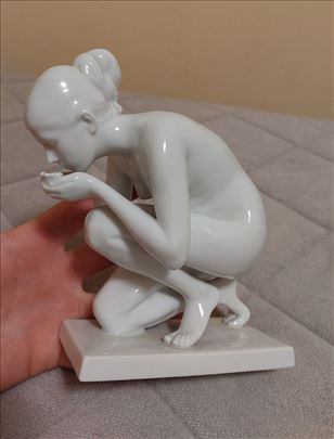 Porcelanska figura devojke