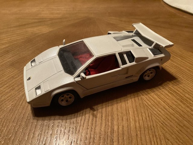 Lamborghini Countach ! Razmera 1/24 ! Perfektan !!!