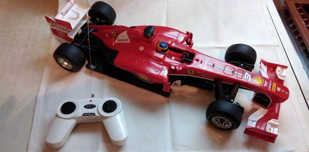 Na daljinski Rastar Ferrari F1 razmera 2,4 GHz sa daljinskim i