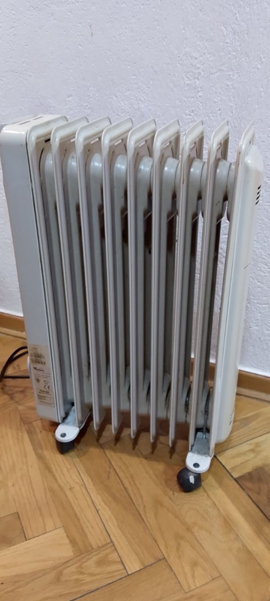 Radijator uljni WIRPOL 2000 W ili 9 rebara na točkiće. Ispravan