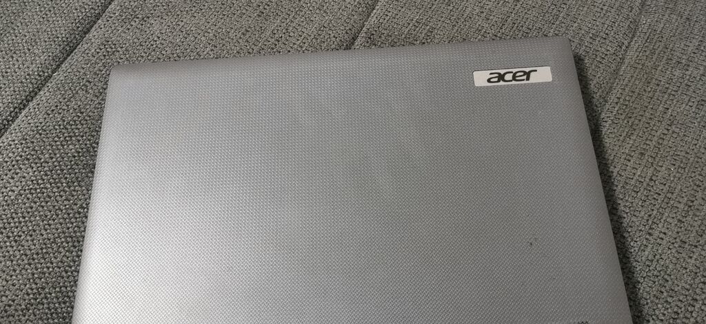 Laptop Acer,dugo nije korišćen neće da se upali.Uz njega punjač