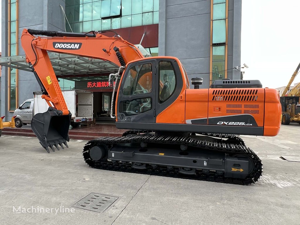 Doosan DX225 bager guseničar