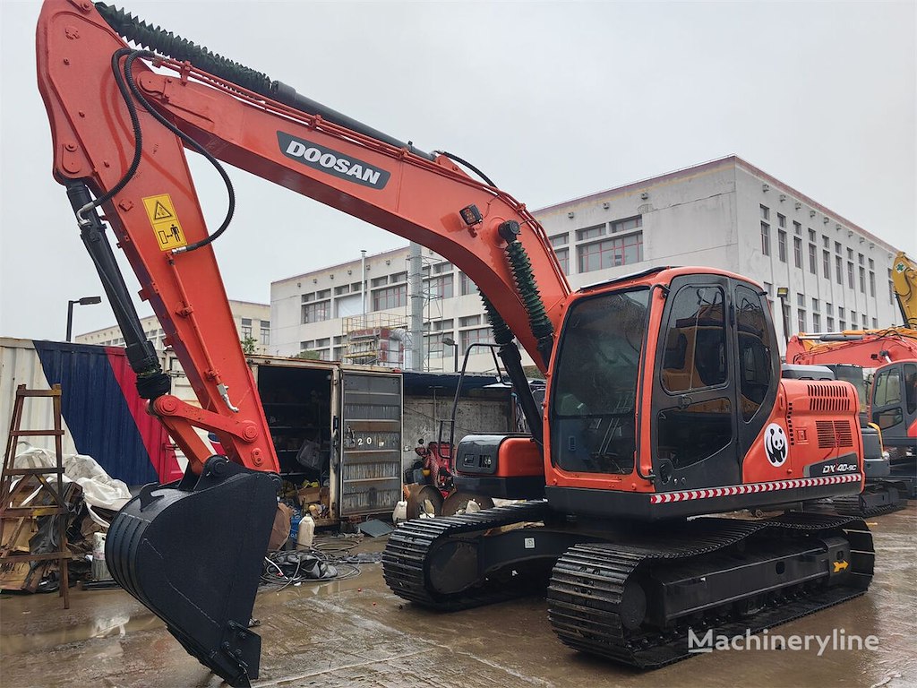 Doosan DX140 bager guseničar