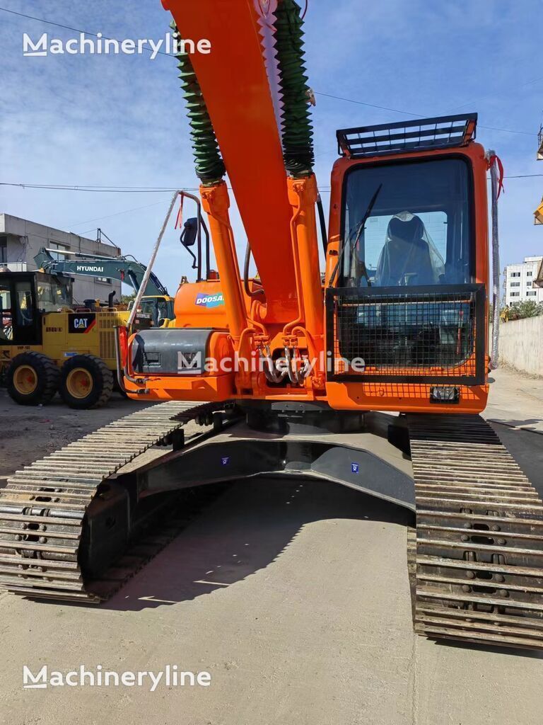 Doosan DX225LC bager guseničar