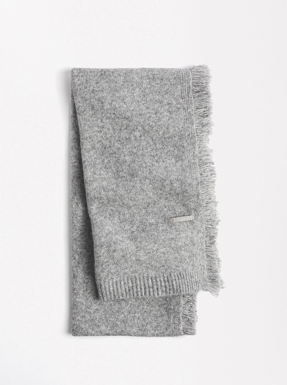 Plain scarf with fringing