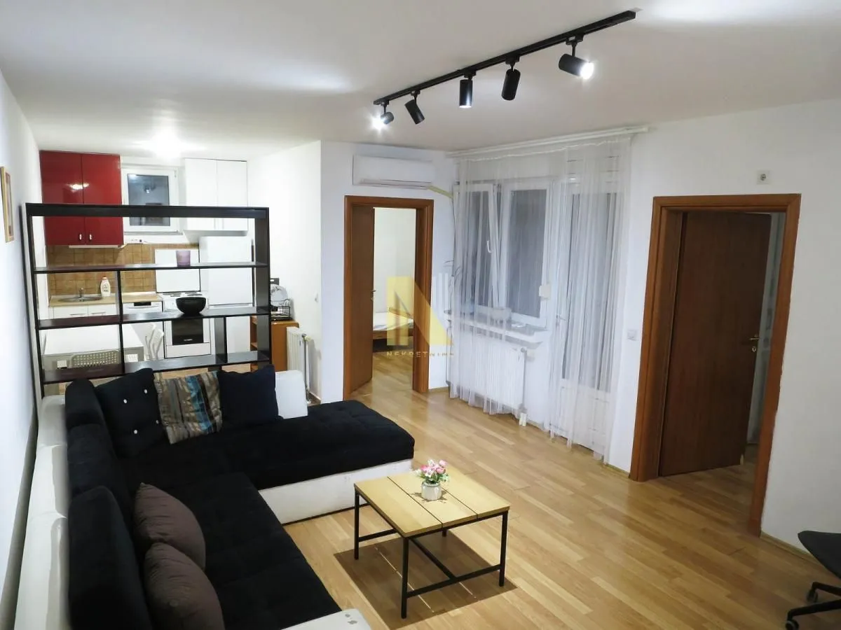 Izdavanje, dvosoban stan, 60m2, Centar, Novi Sad