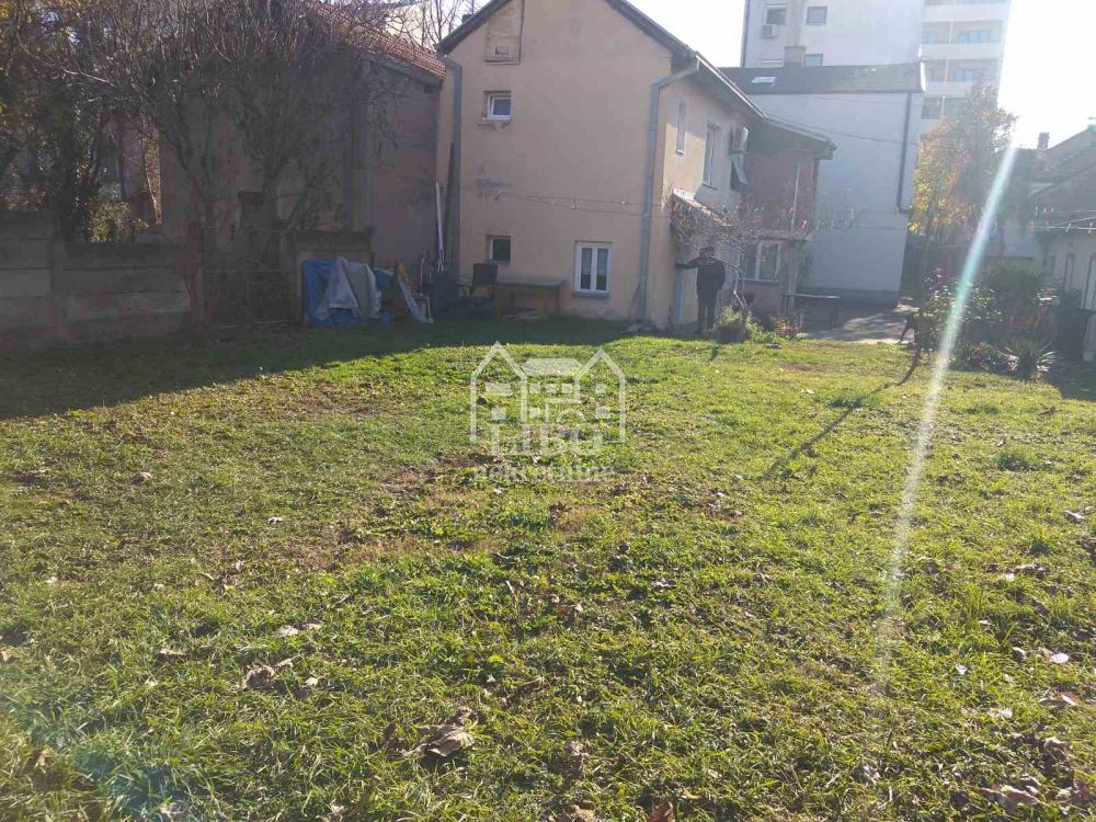 Plac P=5.4 ara sa kućom P=112m2 u centru Niša ID#2195 440.000 €