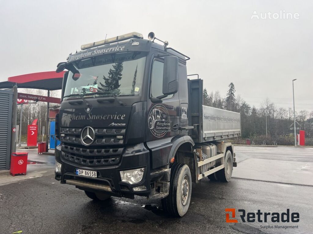 Prodaje se Mercedes-Benz Actros kamion s ravnom platformom na aukciji