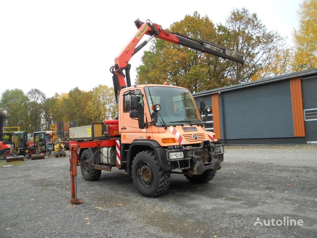 Mercedes-Benz Unimog U400 kamion s ravnom platformom