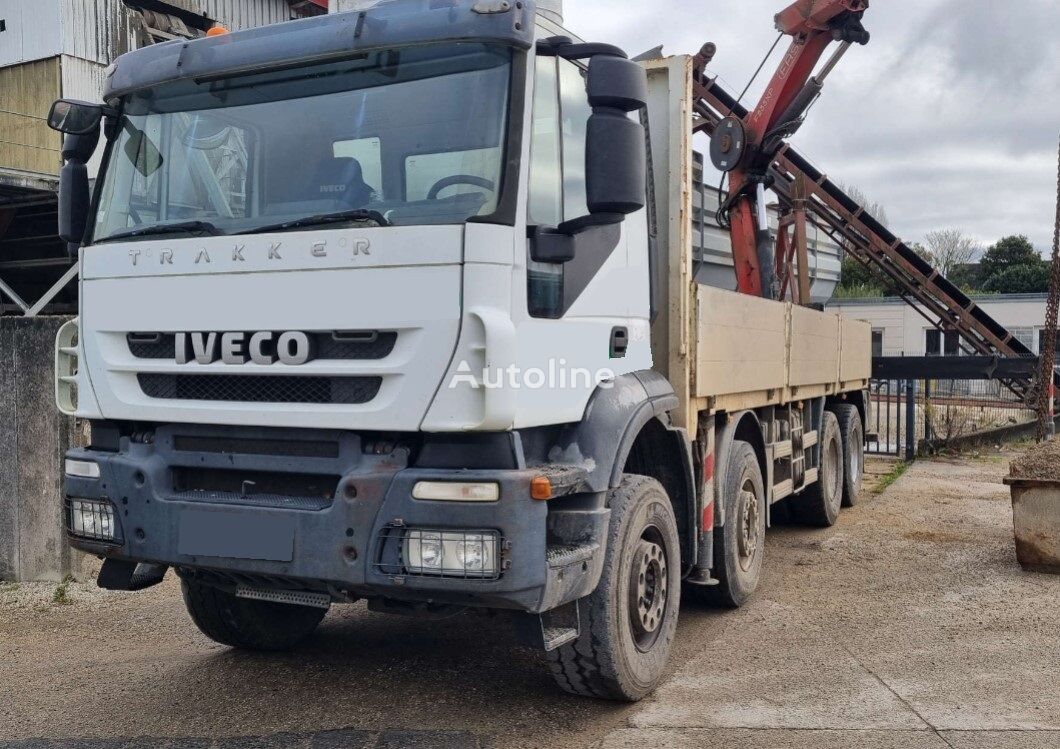 IVECO TRAKKER kamion s ravnom platformom