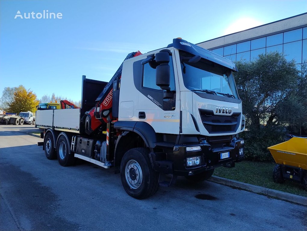 IVECO Trakker 450 with Fassi F545 kamion s ravnom platformom