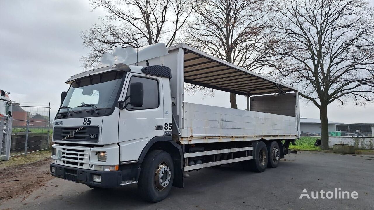 Volvo FM7 6x2 Koffer kamion s ravnom platformom