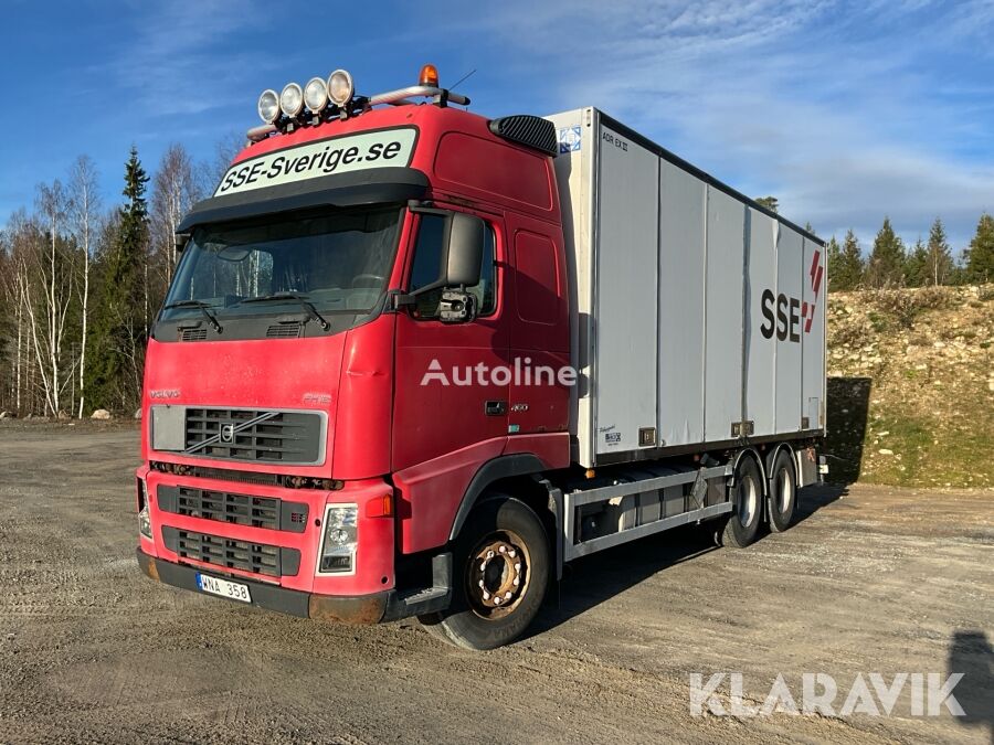 Prodaje se Volvo FH12 6X2 kamion furgon na aukciji