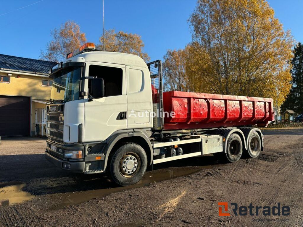 Prodaje se Scania R124 GB6X2 NZ470 rol kiper sa kukom na aukciji