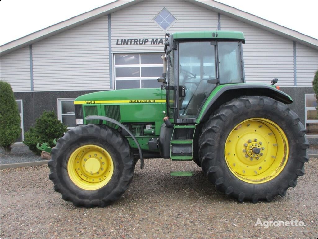 John Deere 7710 8.1L motor, store hjul og frontlift. En ejeres velholdt går traktor točkaš