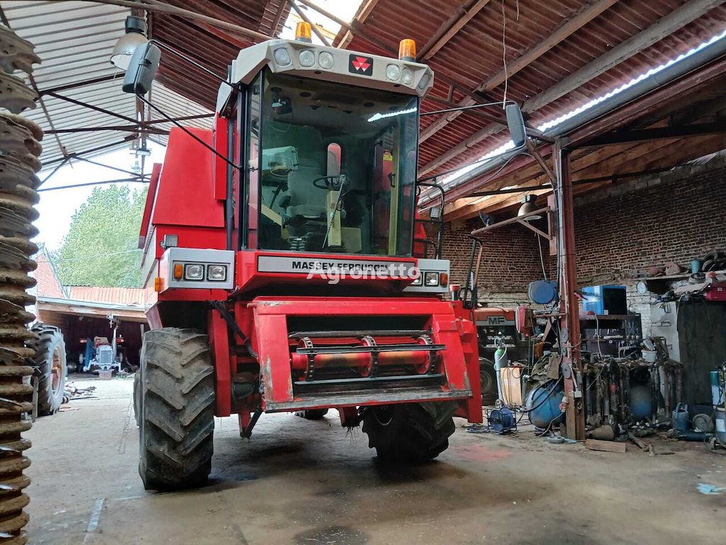 Prodaje se Massey Ferguson MF32 kombajn za žito na aukciji