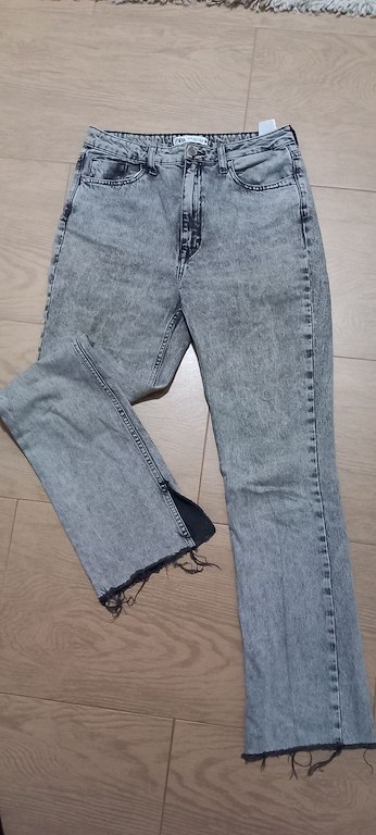 Zara farmerke broj 38,sa vrlo malo elastina,top stoje dublji