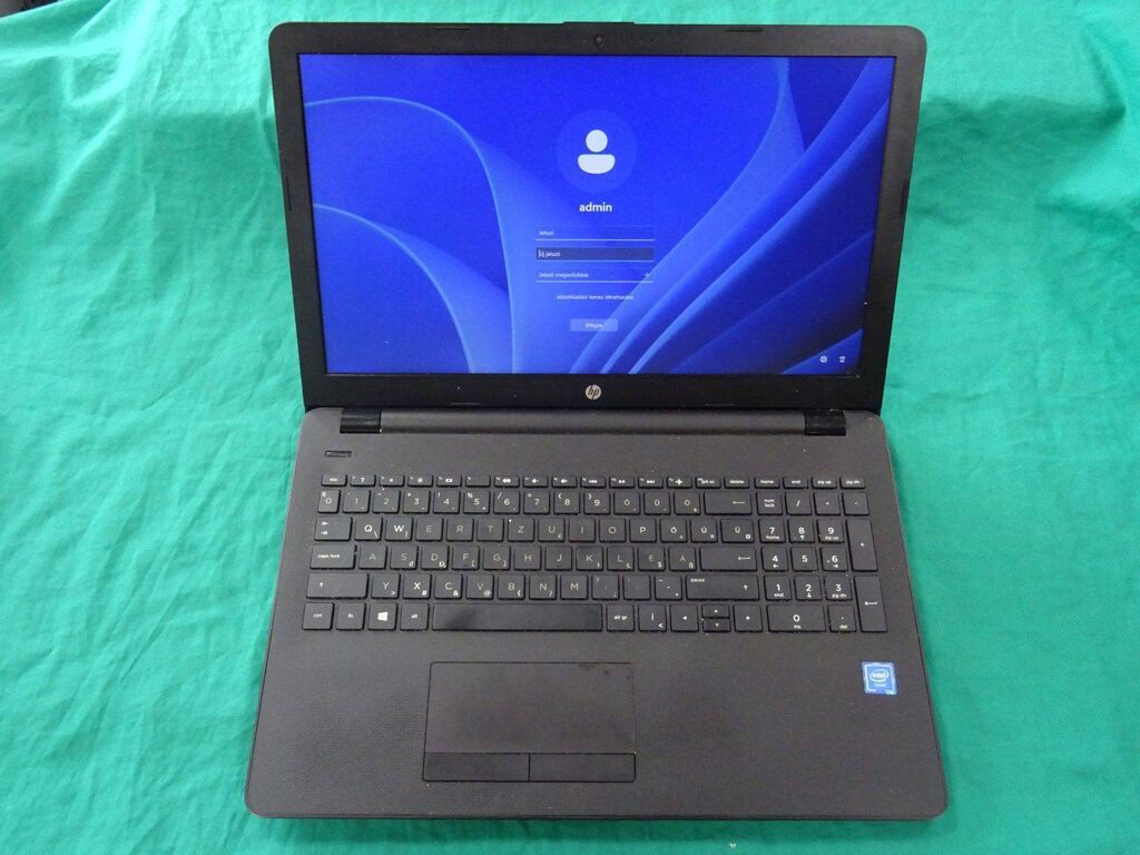 Intel Core i3, 4 GB OZU, 15.6 "