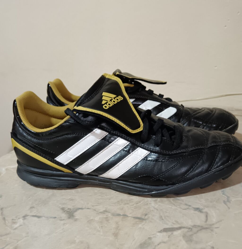 Original Adidas patike za fudbal, kožne, prelepog dizajna, vrlo malo