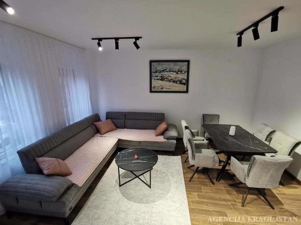 Izdavanje, Stan, 72. 00m2 , Centar