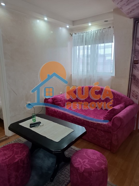 Izdaje se dvoiposoban stan na Bulevaru Nemanjića, 40m2!