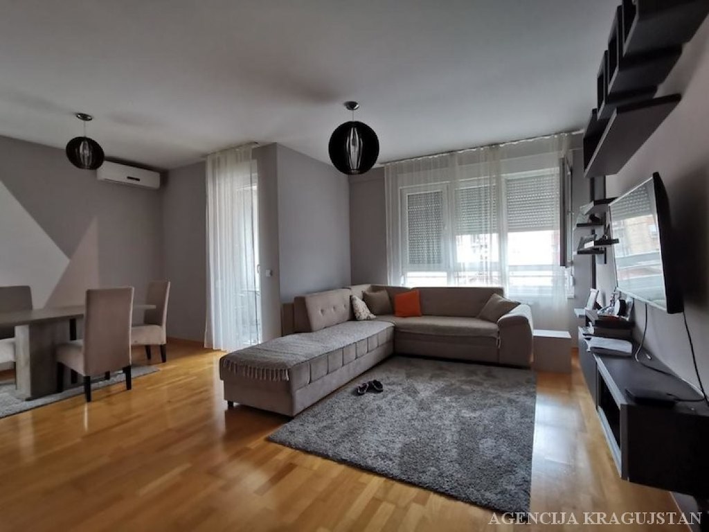 Izdavanje, Stan, 94. 00m2 , Kragujevac