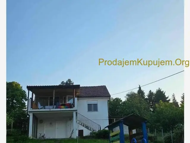 Prodajem kucu na Avali