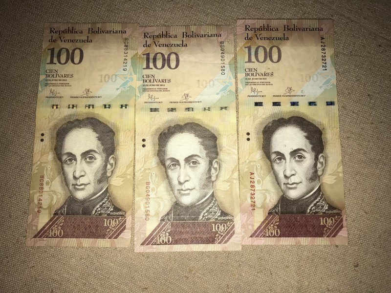 VENECUELA 100 BOLIVARES X 18.