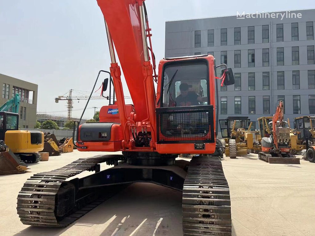 Doosan DX225 bager guseničar