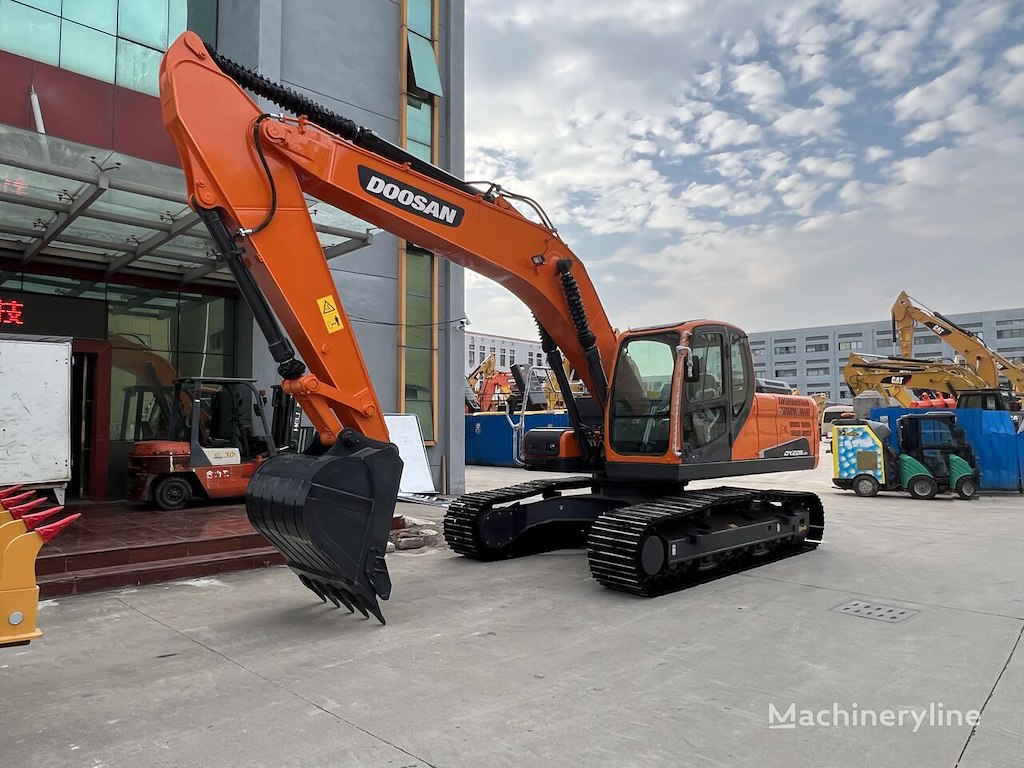 Doosan DX225 bager guseničar