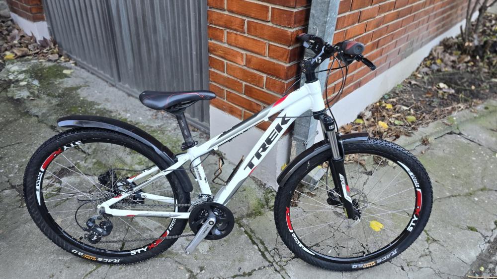 Trek 3x8 alu 26 moze da za nize kao 24