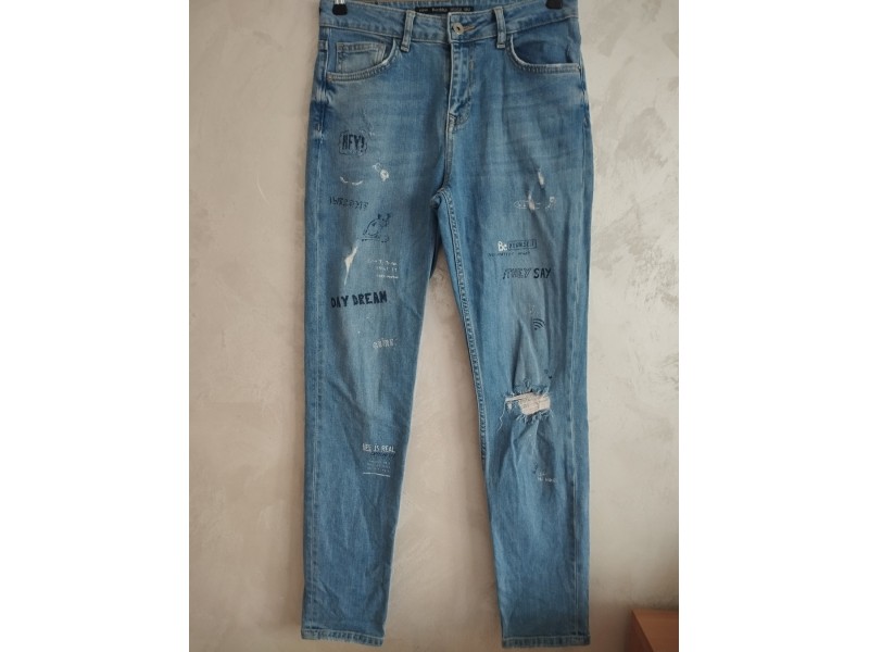 Moderne Bershka farmerice vel 36