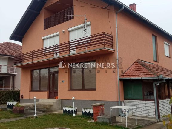 Kuća u Kragujevcu, naselje Šumarice - površina 114 m2, u osnovi, pomoćni objekat 25 m2, plac 783 m2