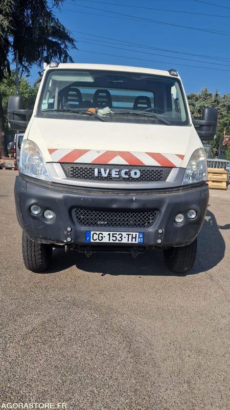 Prodaje se IVECO 35S17 kamion s ravnom platformom < 3.5t na aukciji