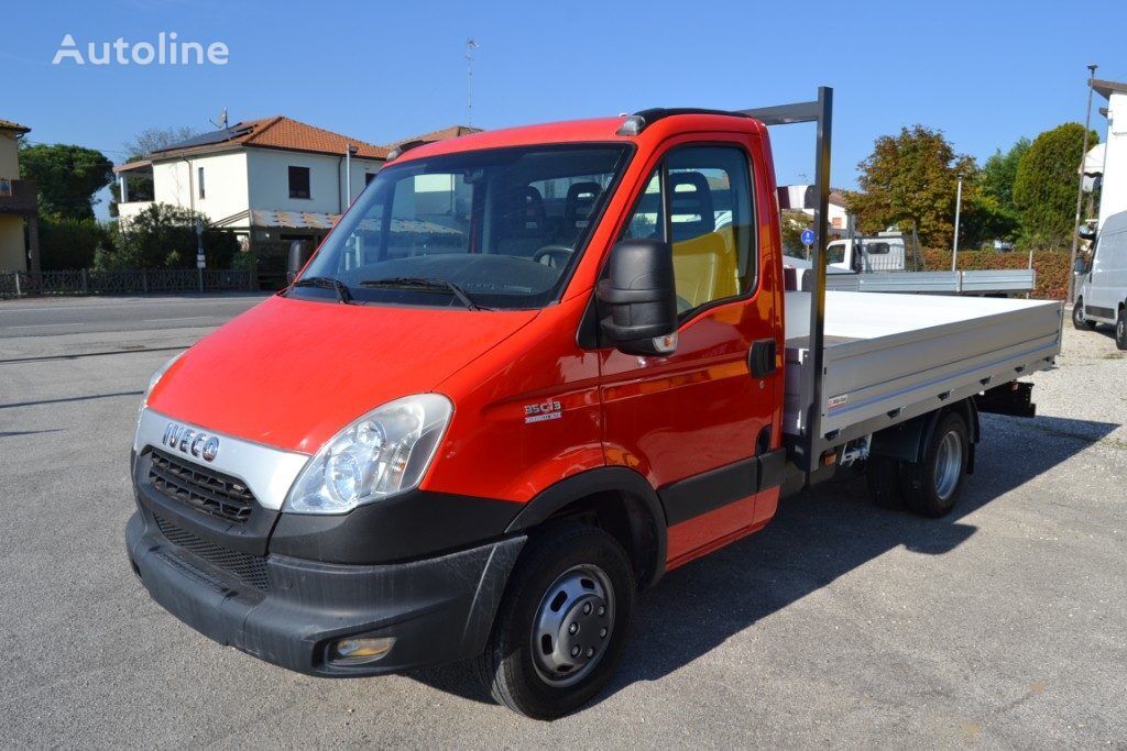 IVECO 35C13 kamion s ravnom platformom