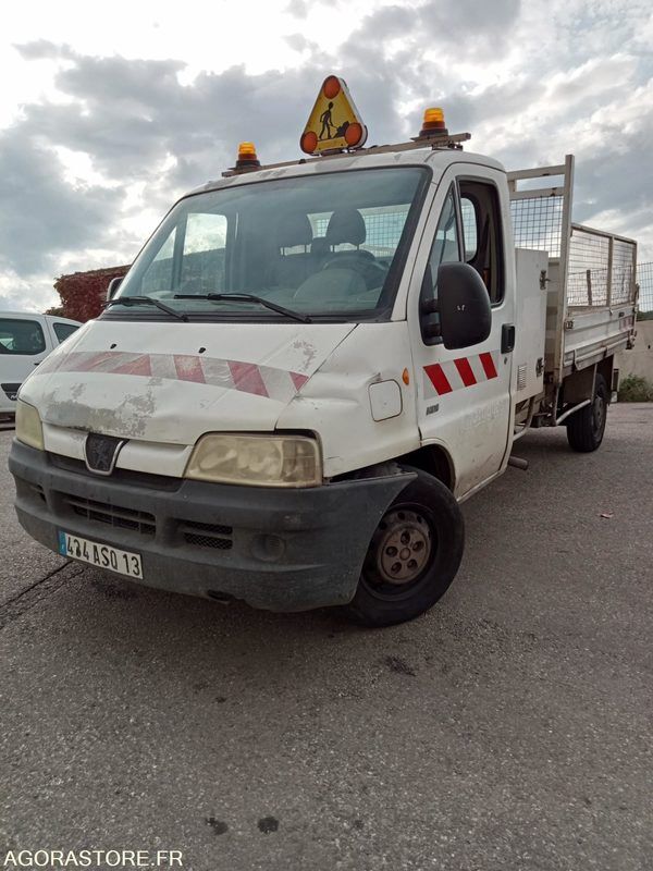 Prodaje se Peugeot BOXER kamion s ravnom platformom na aukciji